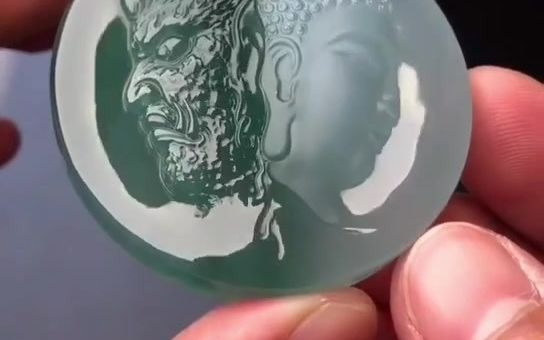 翡翠雕刻一念之间,太惊艳了