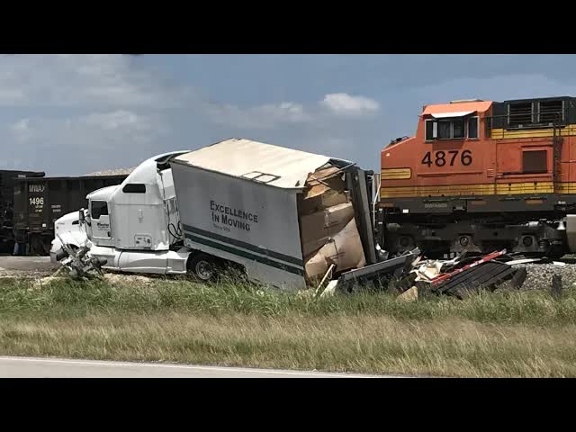 大卡车逆行撞车!3辆车毁了!