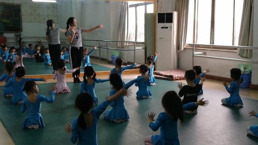 华中赛区舞蹈学习中贯穿大量动作模仿,舞蹈老师动作规范且漂亮!