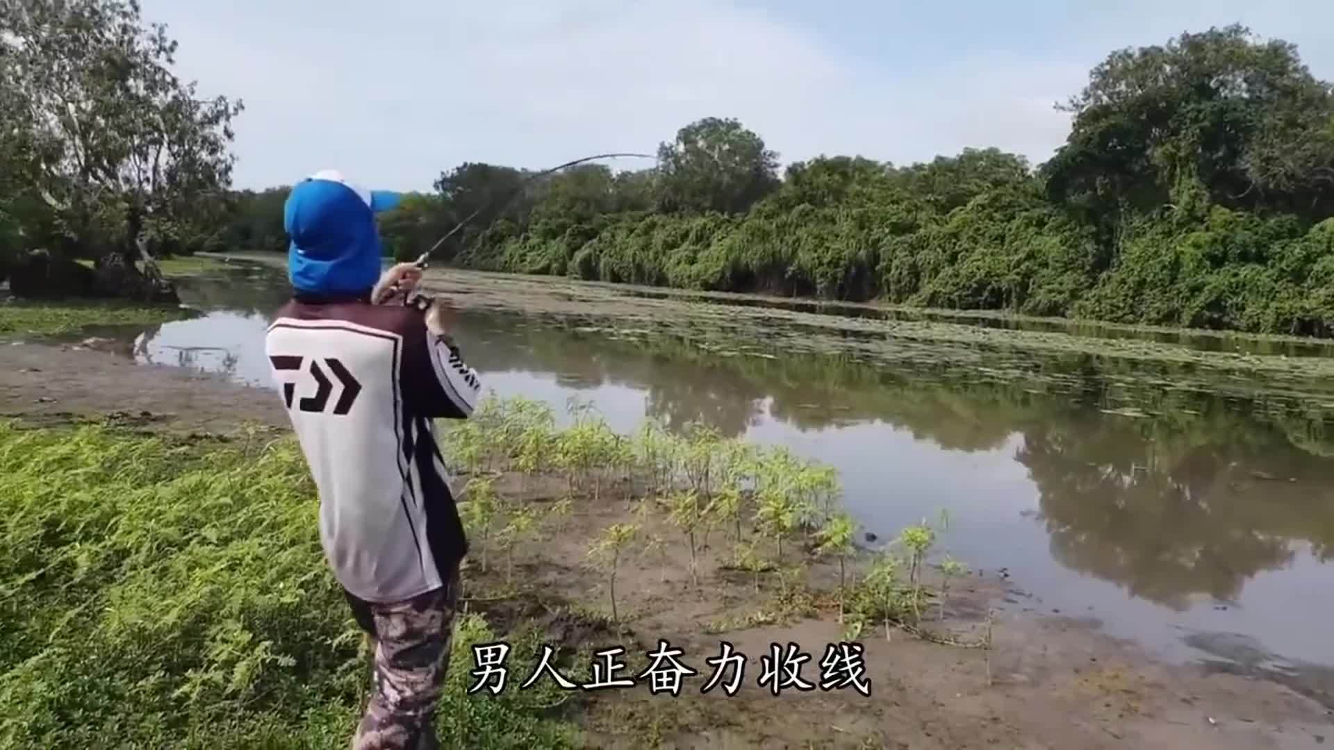 钓鱼佬钓出“巨物”,鱼竿弯成大弓,看清后撒腿就跑