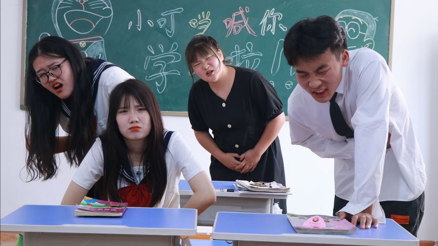 短剧:俩人上课肚子疼要去厕所,老师让说委婉点,学生的回答贼六