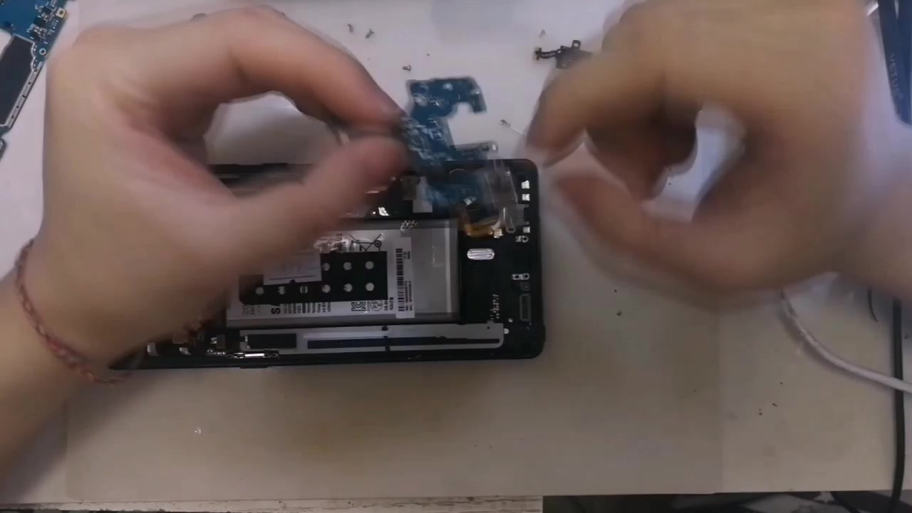 三星Note8美版,不充电,电脑也连接不了,把尾插换了问题解决!