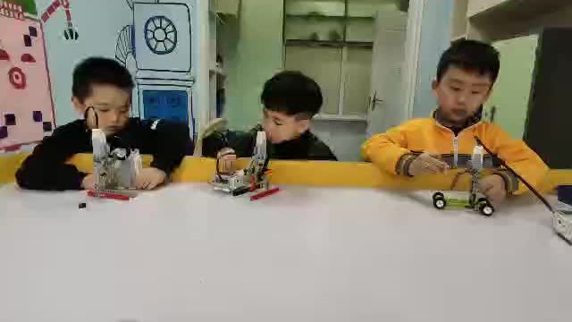 机器人课程～今天搭建的是打鼓小人#机器人编程 #动手动脑