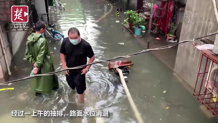 小区被淹居民穿拖鞋出门,社区紧急组织抽排
