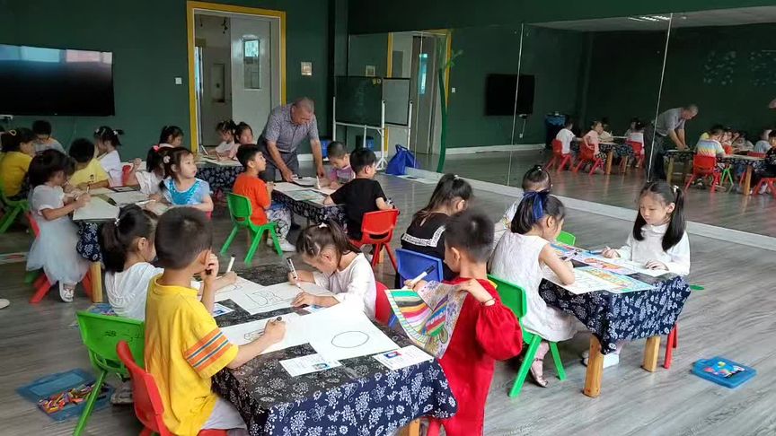 看到这么点的孩子美术考级,真的惭愧呀,感觉她们画的比我都好