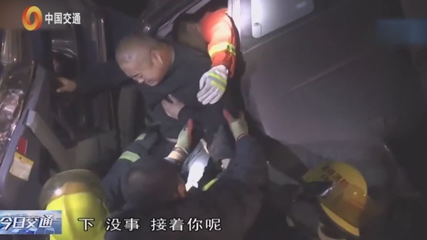 大货车发生事故,司机被困车内,液压扩张器和撬棍都用上了!