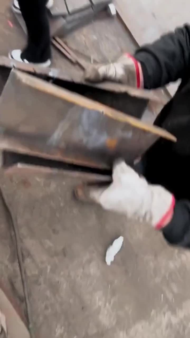 槽钢粉碎成沫,这机器的牙口就是厉害。