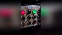 插充电器插头铜螺丝开合模冷镦设备二次成型机视频过程。