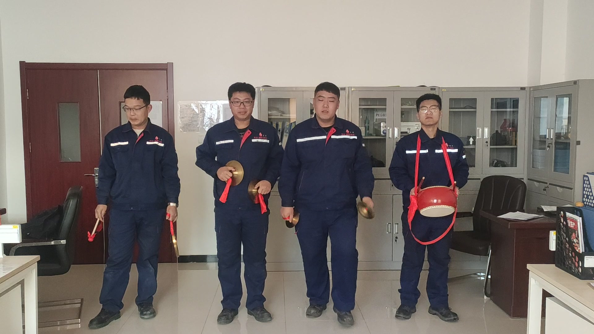 年会将至愁不愁,公司节目经典三句半彩排,简单易学,没有才艺就选它了!