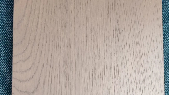 ...收缩一样,确保三层实木定型板稳定不开裂变形。2,松木芯板经过碳化,