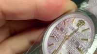 没有把头的手表石英表怎么调时间,用针顶底盖的点就可以了