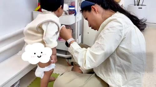宝宝换尿不湿,妈妈温馨时刻!