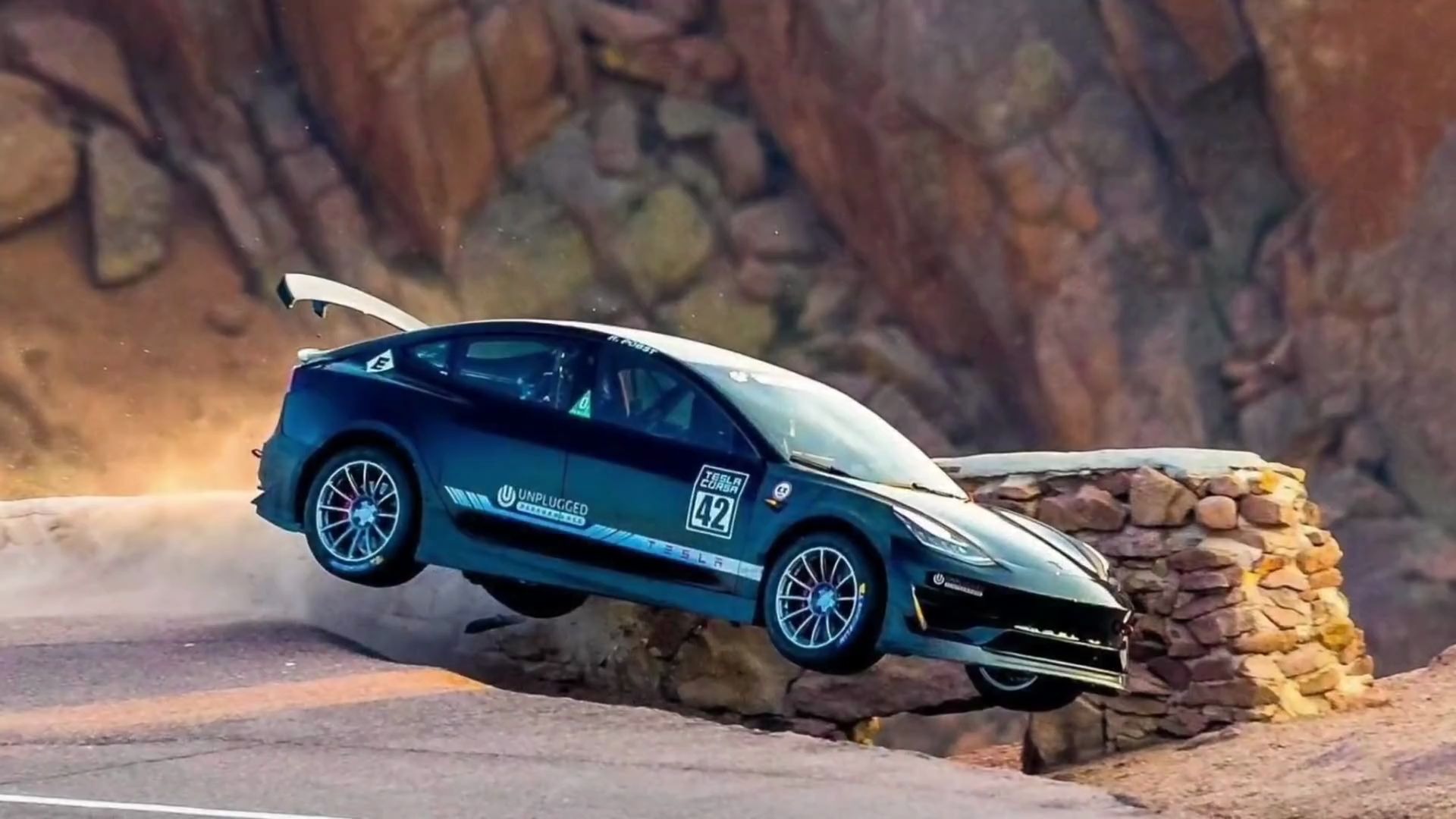 【特斯拉 事故】爆改特斯拉Model 3 在美国派克峰爬山赛练习時撞毁