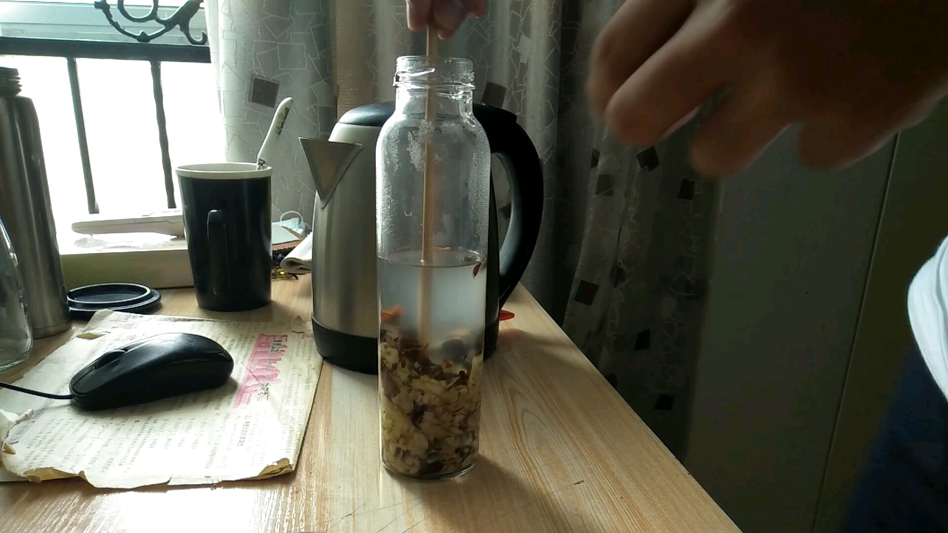 从切碎的枇杷核中提取精油