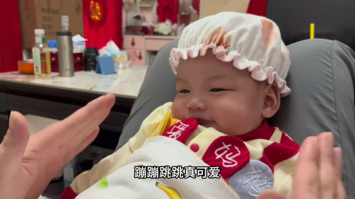 带中老宝宝去洗澡游泳,体重从出生的五斤七两增长到目前十斤六两