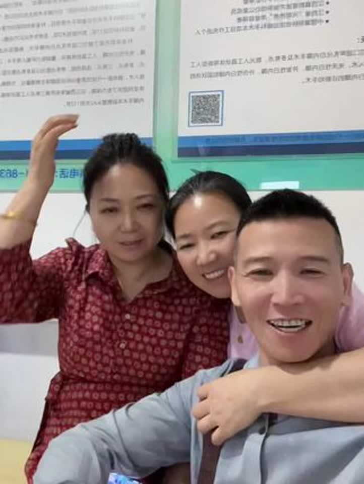 五十岁了,还可以在姐姐面前撒撒娇,有两个姐姐疼爱 姐弟如同波与藤,抛...