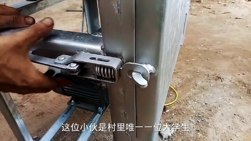 农村学生自制了一款饲料粉碎机方便操粉碎效率非常高太实用了