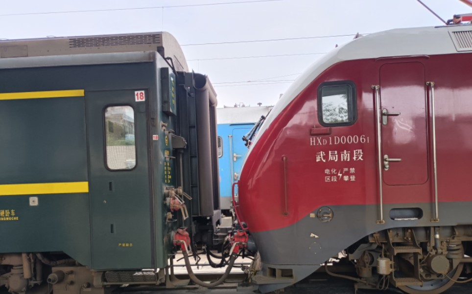 Z50次列车最后一次从成都火车北站一站台发车,本务:武局南段HXD1D...