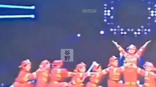 幼儿园毕业典礼,小朋友表演时突然动手,看的众人直接傻眼