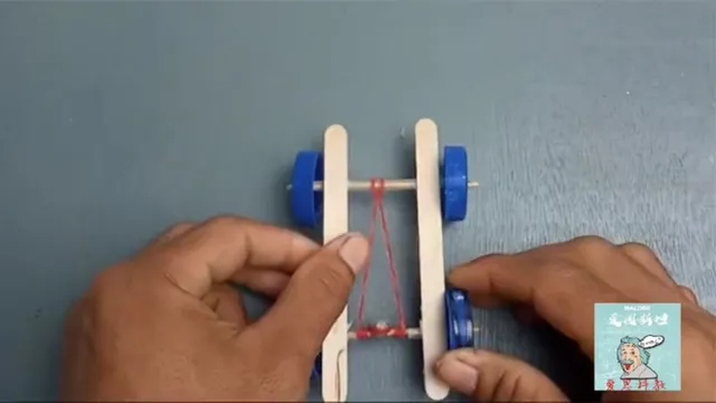 如何制作橡皮筋动力小车#幼儿简单科技小