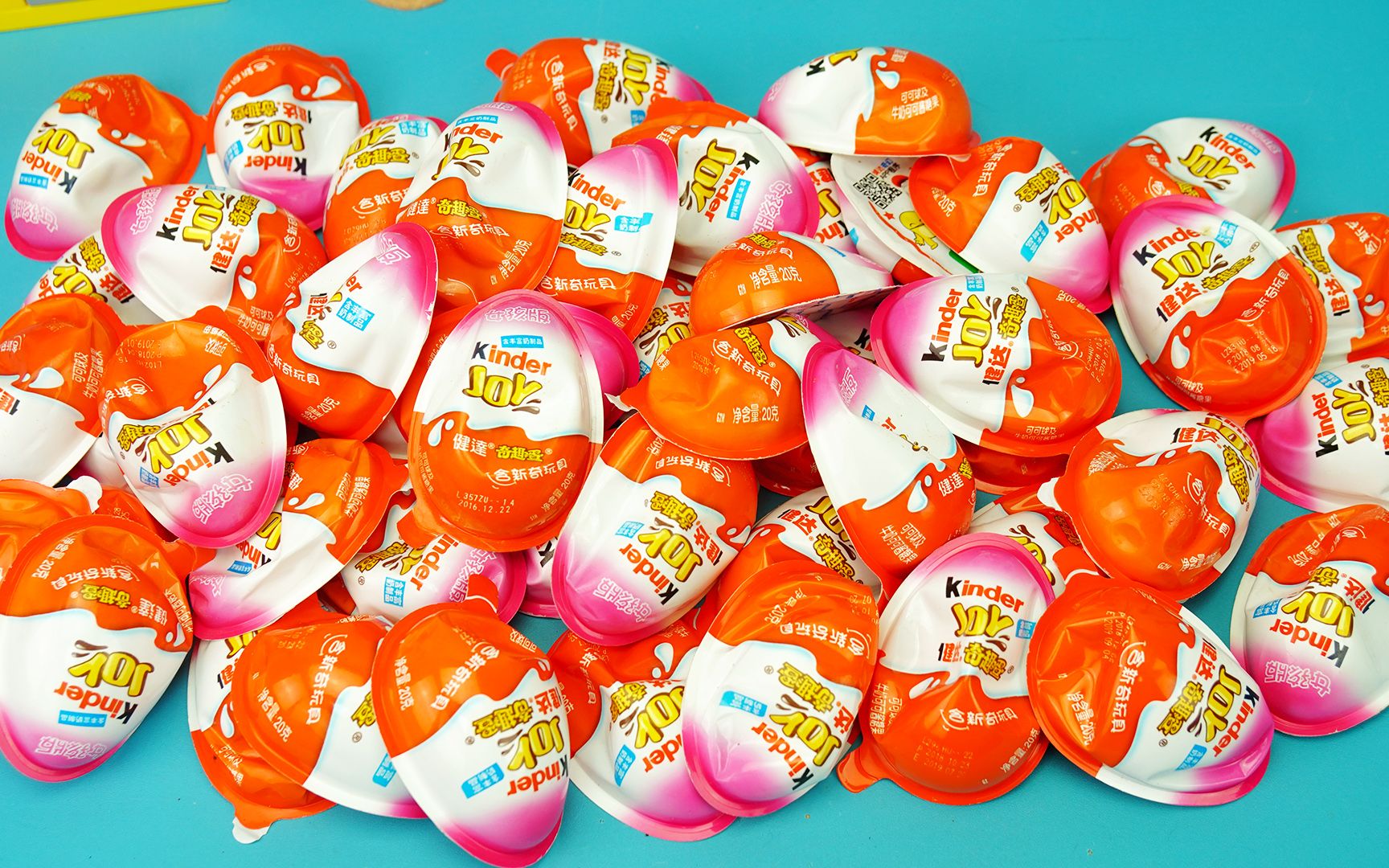 健达奇趣蛋:一次拆50个女孩版奇趣蛋会有什么惊喜呢?