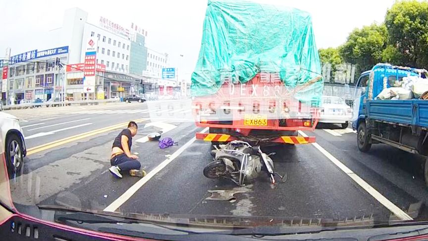 等红灯都能躺枪,我就想知道CRV把电驴从哪里撞来的?记录仪拍下惊险...