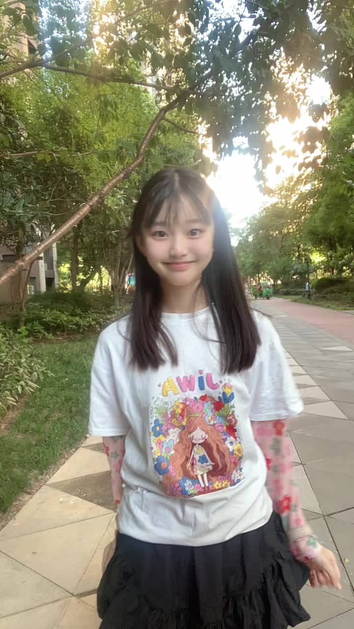 戴小天才电话手表的小女孩 还是一个出门要戴电话手表的小学生#卡点...