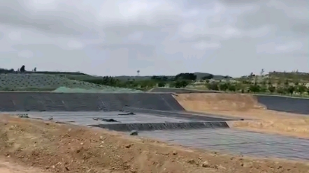 垃圾填埋场防渗层设计土工材料铺设