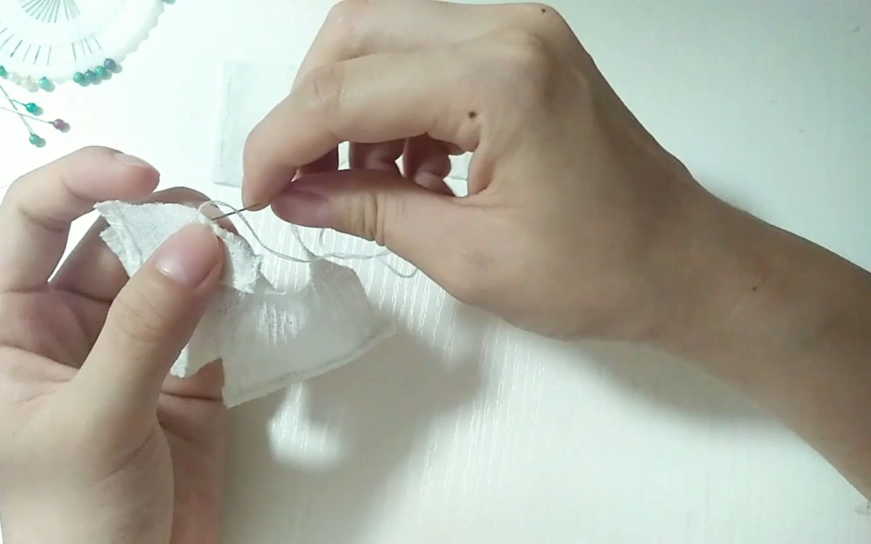 手工 缝衣服 第一次给芭比娃娃缝古装,打扮后真是大变样