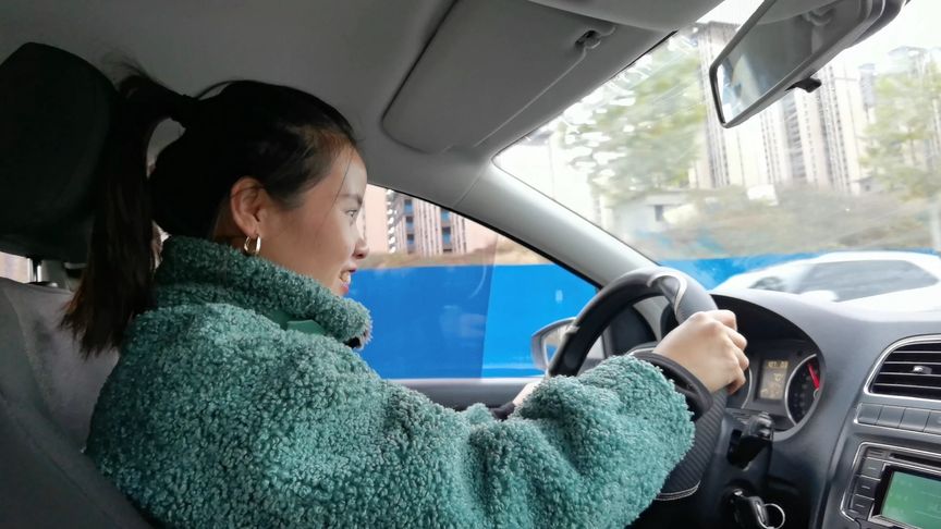 准备买新车,今天朋友推荐了试驾了5万多的自动档,开着还不错