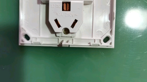 你家的插座接地了吗?每年平均发生8万起电气火灾,如何防范?