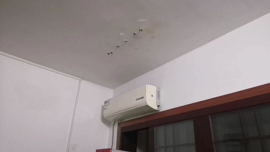 楼面漏水堵漏完成,把止水针头取下,再抹一下面