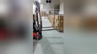 电动叉车1吨开始干活了使用视频