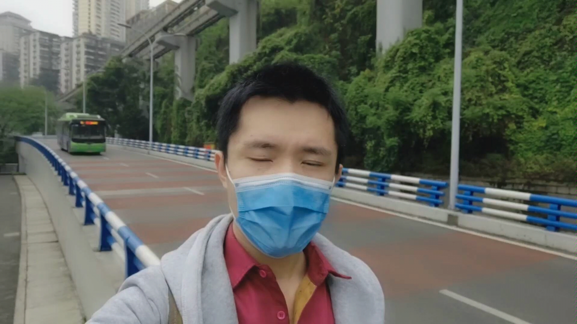 实拍:重庆轻轨李子坝站,轻轨穿楼空中列车。