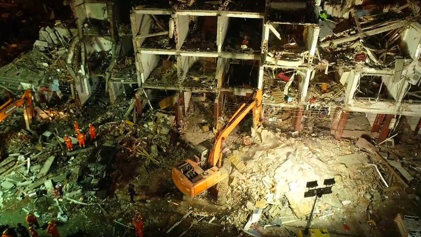 航拍温岭槽罐车爆炸救援现场:一片残垣瓦砾 楼体只剩主结构