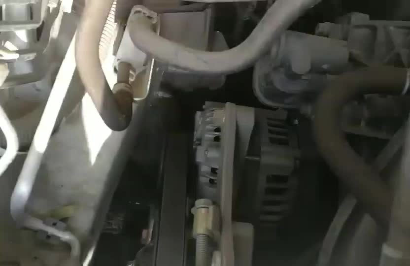 发电机,车左转起来除了蓄电池就得靠他供电了。【来自懂车帝车友圈】