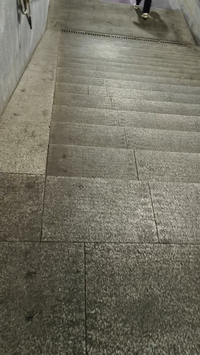 吐槽一下美团的确认到店精准定位,距商家直线距离差十多米刷新都能...