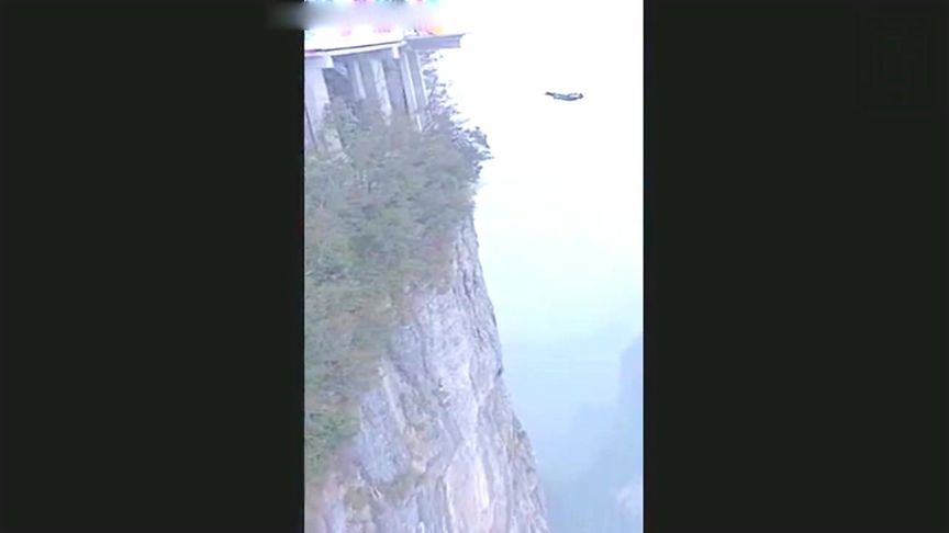 张家界天门山翼装飞人,就这么一跳就飞走了!