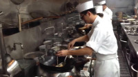 后厨日常工作过程,辛苦每一位厨师了!