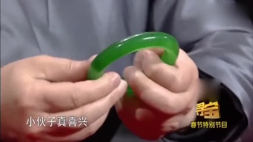 男子带一对翡翠手镯鉴宝,专家鉴定直言:绝对超了一亿四千万!