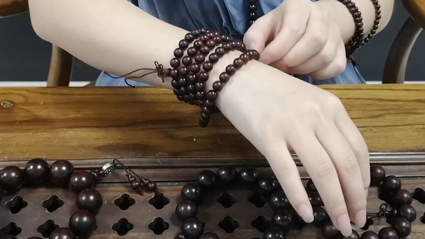 常戴小叶紫檀有什么益处?这2点你要知道,越戴手串人越年轻!