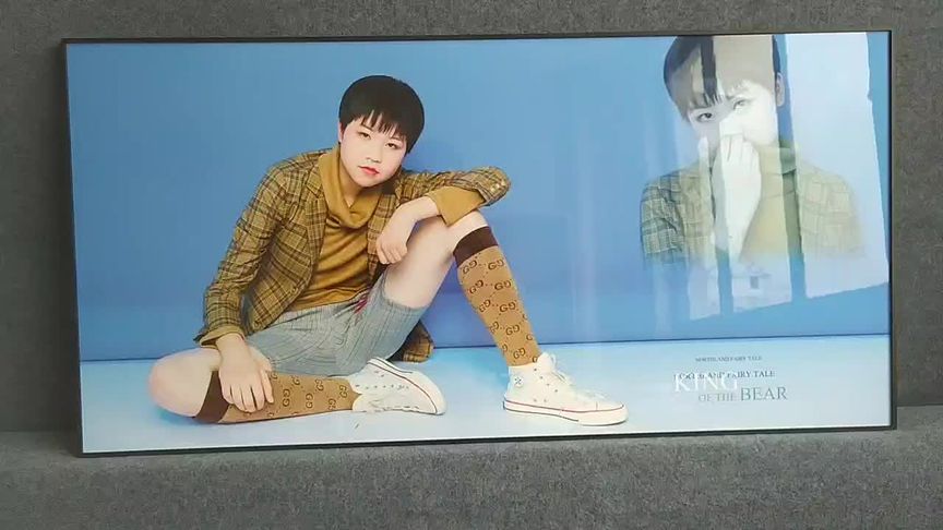 铝合金类相框质地轻盈,使用寿命长,表面经过电镀、磨砂处理后