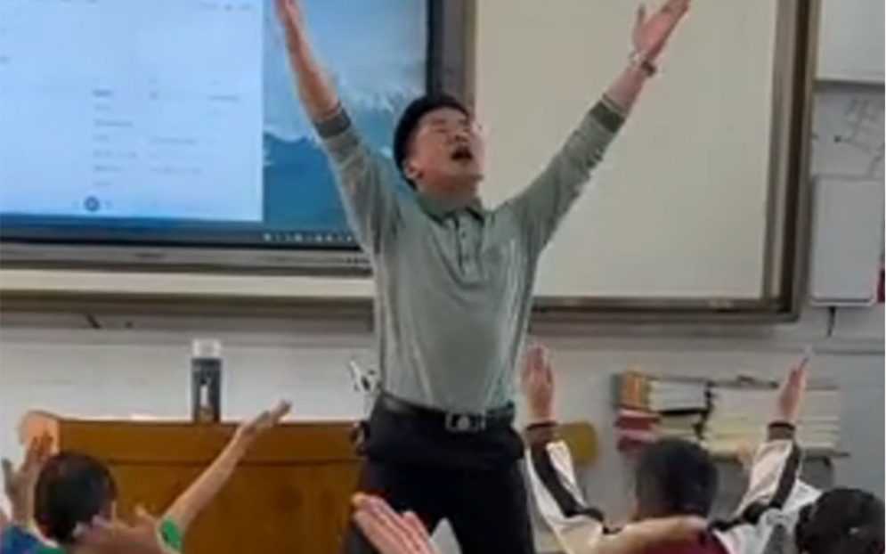 这样的音乐课爱了,小学音乐课师生随节奏一起摇摆,隔着屏幕都想舞动...