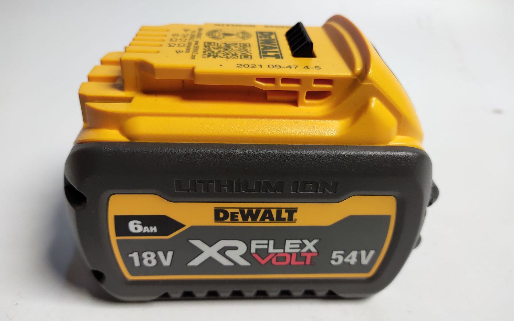 99块买了一个得伟20V60V新款锂电池 到底是赚了还是亏了 大家一起...