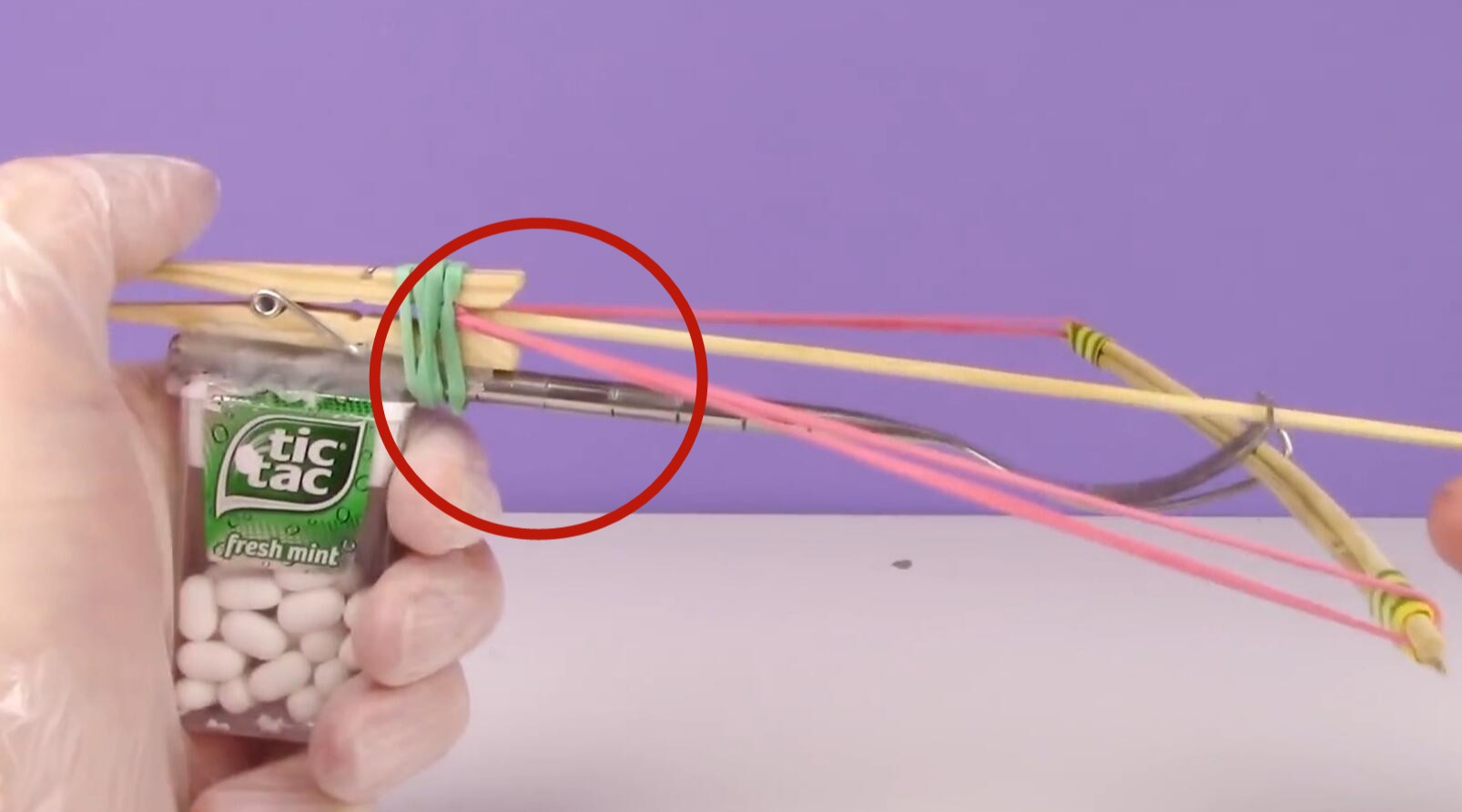 生活中的废笔芯和糖果罐能做什么?小伙废品大改造,制作小玩具