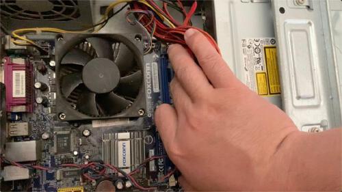 显示器无信号?多亏网友提醒,原来动动这些地方省下不少修电脑钱