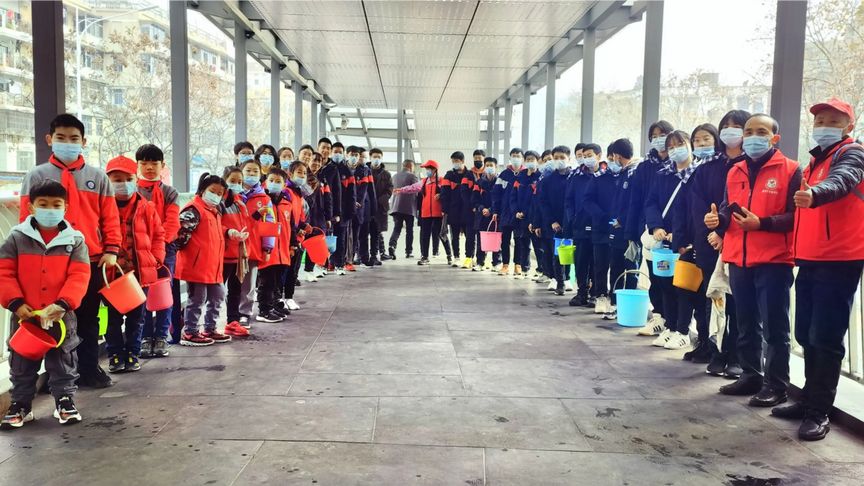 弘扬雷锋精神,宜昌志愿者开展公益活动