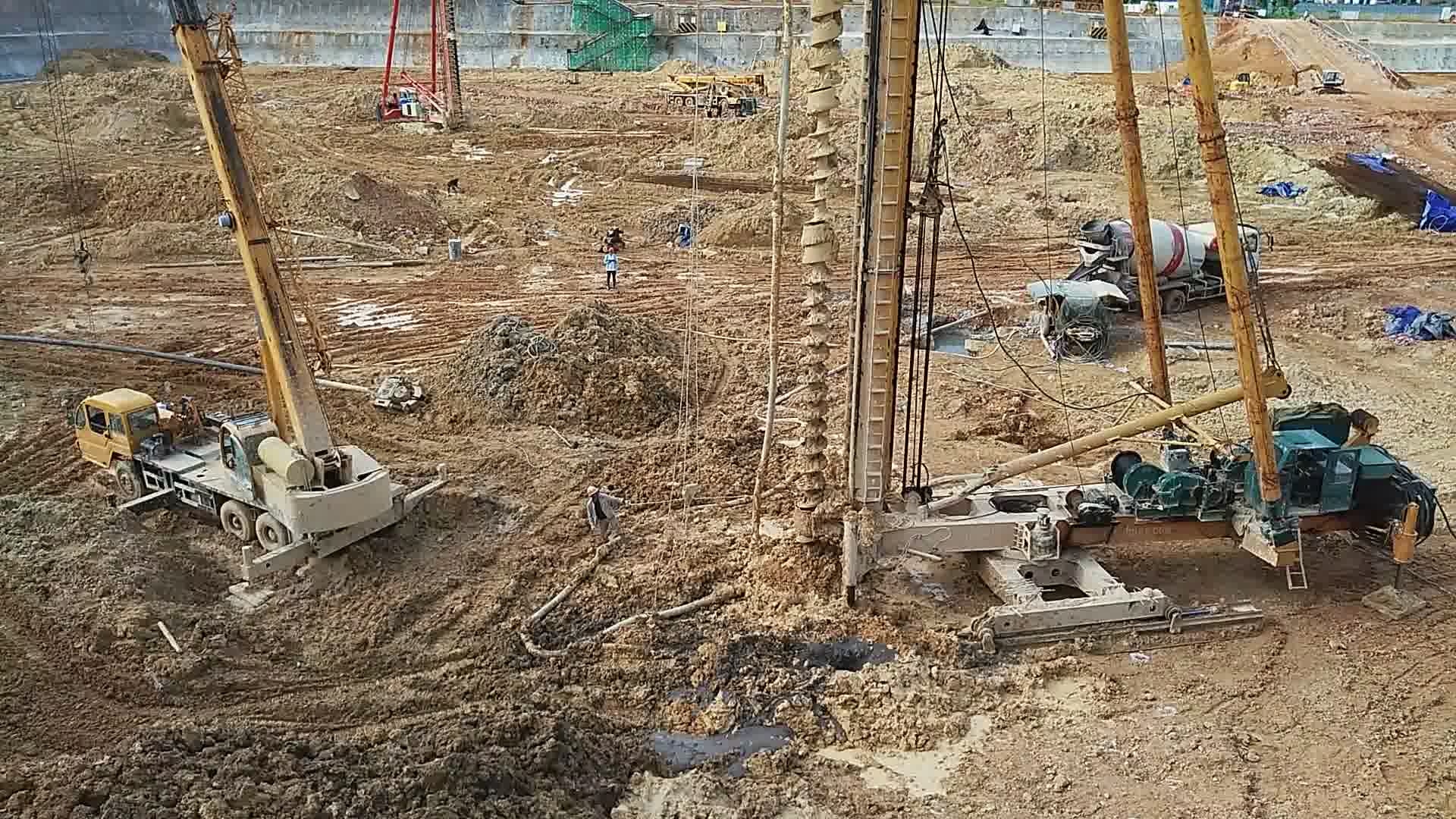 长螺旋钻孔桩现场打桩