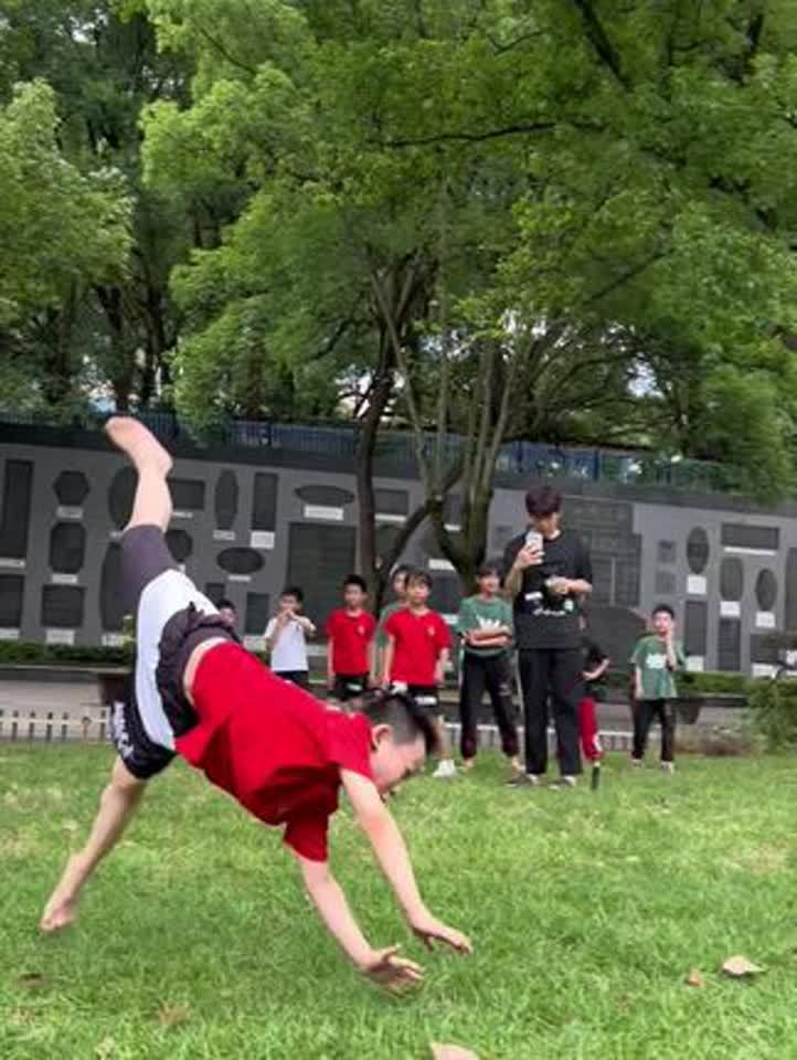 小孩哥,诠释拼搏精神 #极限特技 #一个小小的空翻演绎出人生的意义 #...