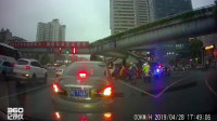 行车记录仪:日产轩逸,交警就在你面前,还敢这样做,怪不得人家会生气
